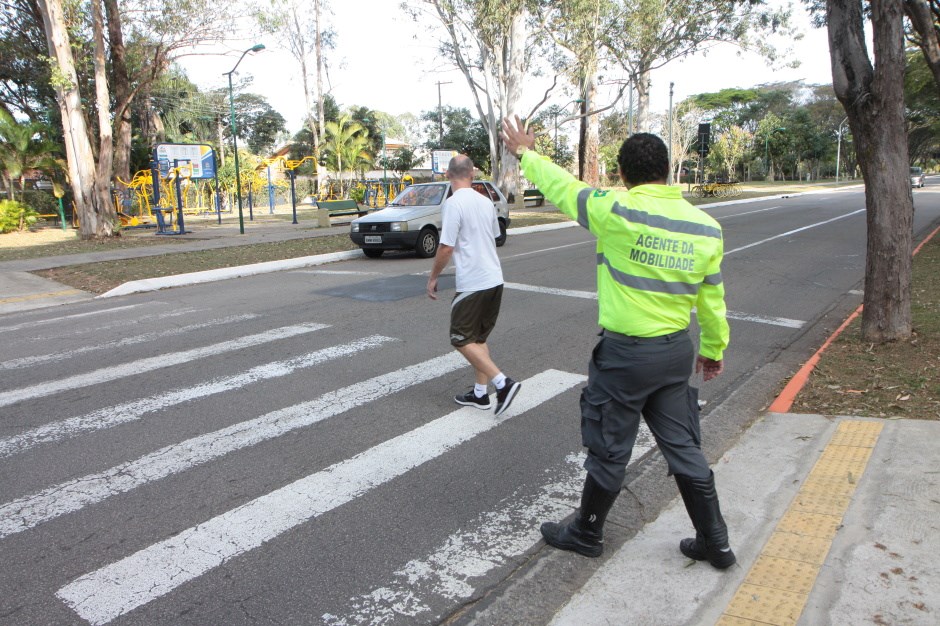 Prefeitura Realiza Ação Educativa Para Travessia De Pedestres Na Zona